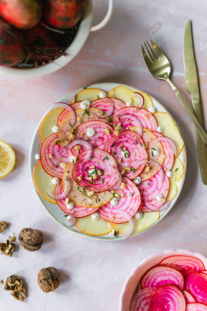 Carpaccio de betterave en pickles et pomme, maquée, citron et noix